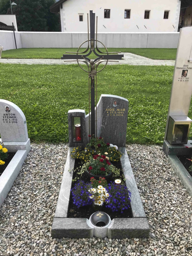 Grabsteine nach Wunsch bei Gruber Steinmetz, Vintl, Pustertal, Südtirol