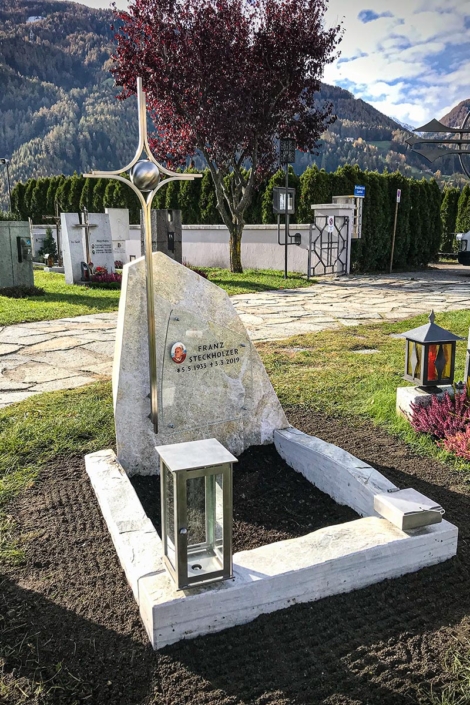 Grabsteine nach Wunsch bei Gruber Steinmetz, Vintl, Pustertal, Südtirol