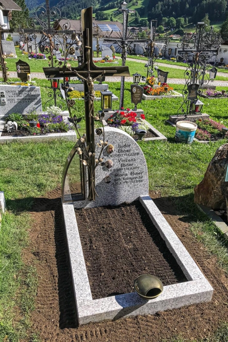 Grabsteine nach Wunsch bei Gruber Steinmetz, Vintl, Pustertal, Südtirol